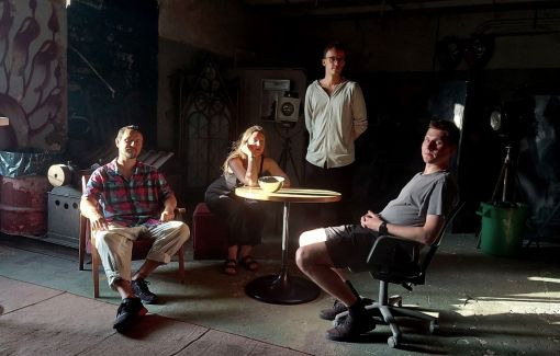 Grupa "NIKTO" fon Stricka villas dārzā - BezRindas